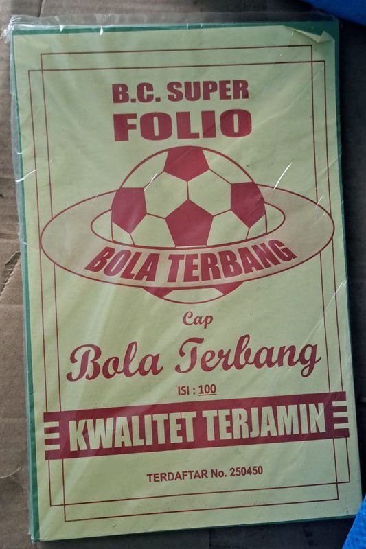 Kertas Cover Folio/F4 Merk Bola Terbang