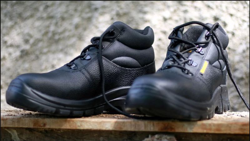 Sepatu Lapangan / Sepatu safety