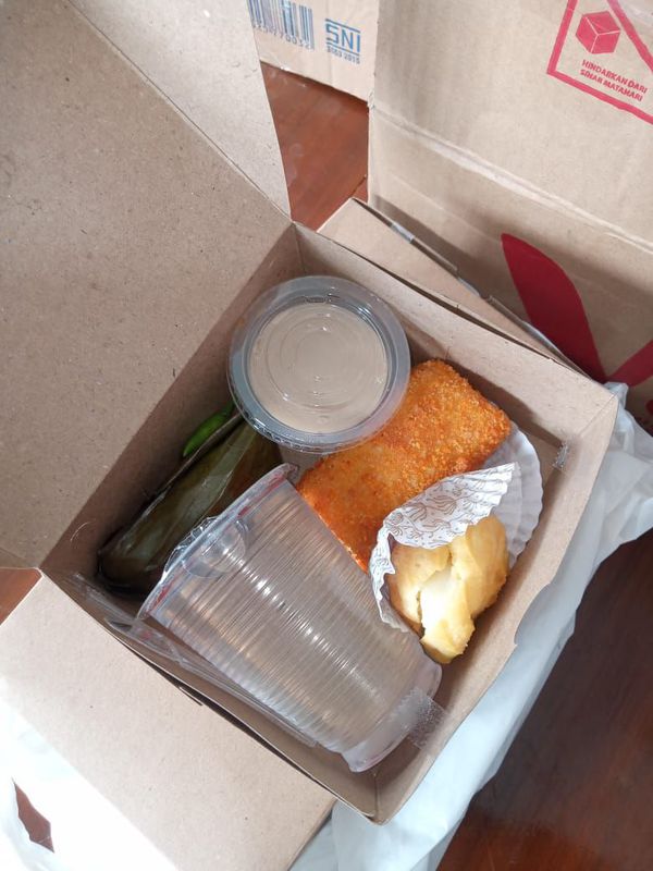 Snack isi 4 Kue + 1 Air Mineral Cup