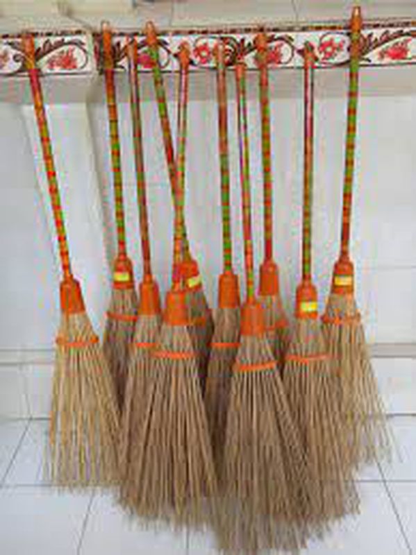 Sapu lidi (isi tangkai)