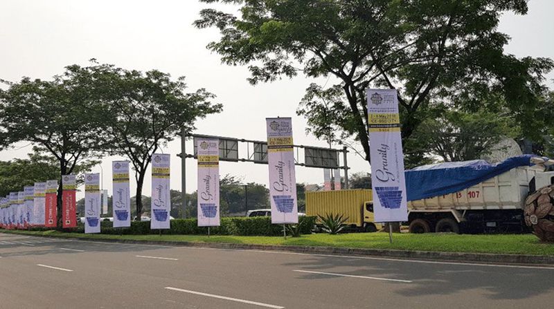 CETAK BANNER VERTIKAL 2 SISI + PEMASANGAN