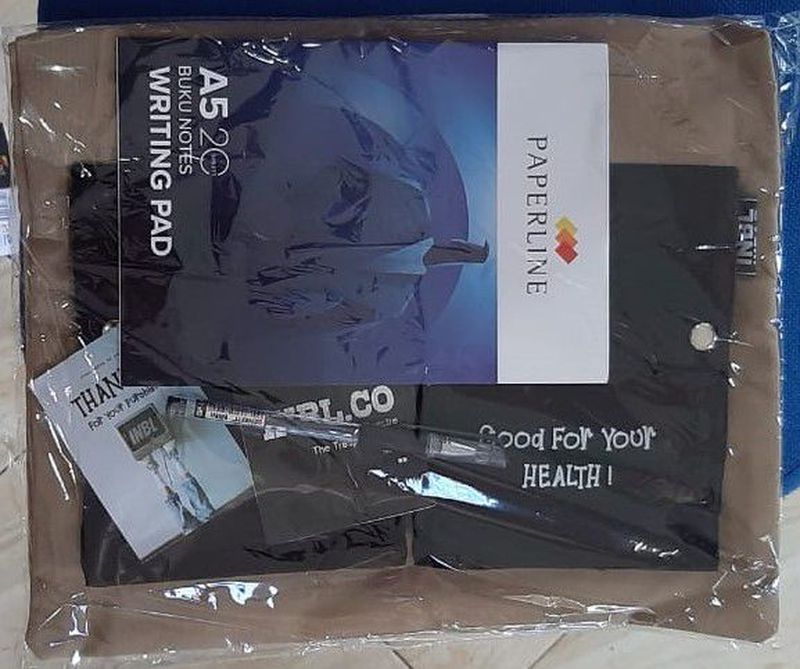 1 paket tas beserta ATK