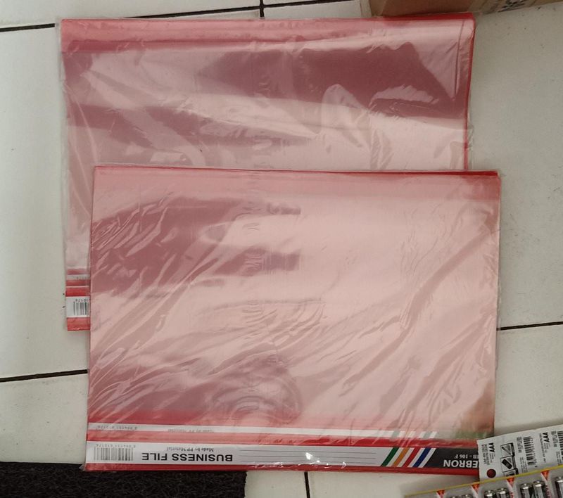 Map Plastik Lubang Merah