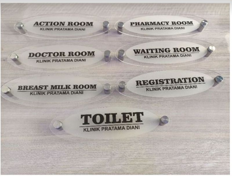 Papan nama ruangan akrilik