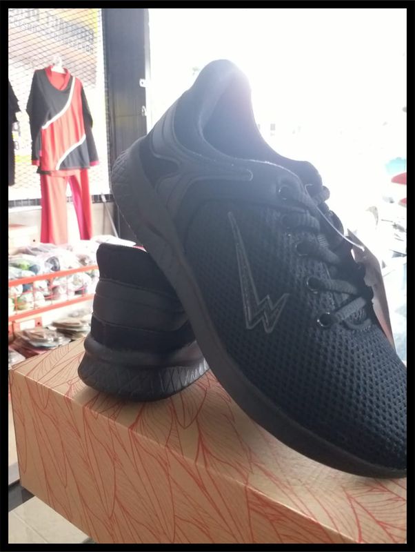 SEPATU OLAHRAGA - 40