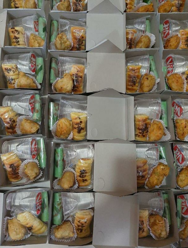 Paket Snack Box (Roti, Tahu Isi,Dadar Gulung, Air Mineral)