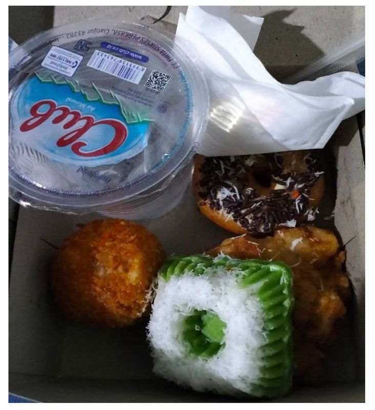 Snack Kotak Isi 4 Kue dan 1 Air Mineral