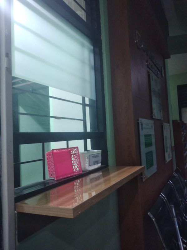 Ambalan dengan Besi Siku untuk Jendela