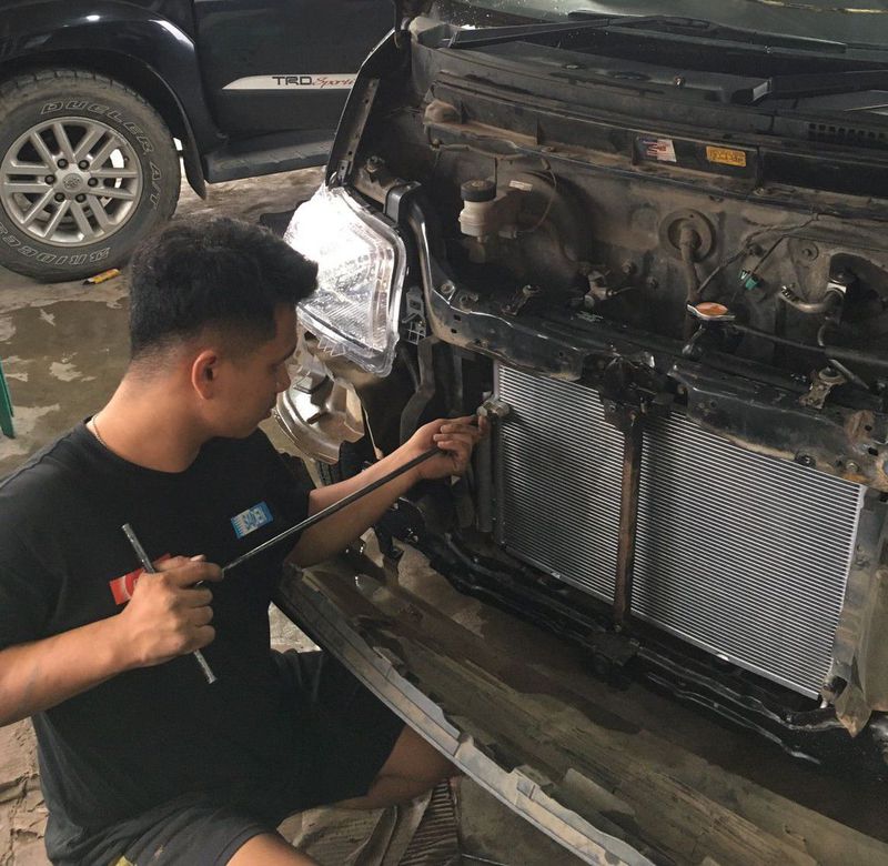 Jasa pasang radiator dan lampu utama