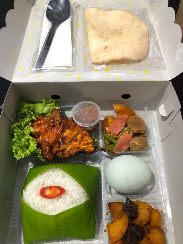nasi rames lengkap telor asin