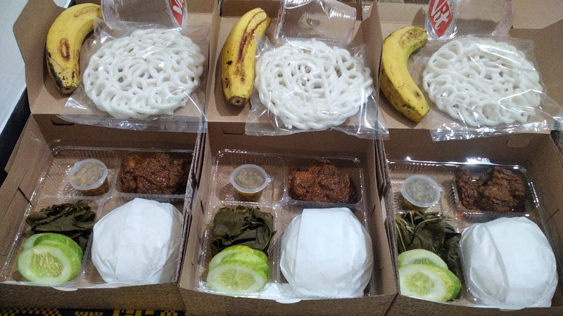 Paket Nasi Daging sapi (semur / rendang / marak)