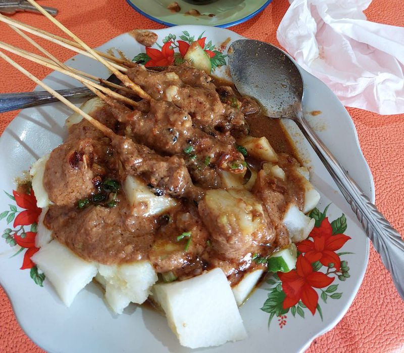 sate lontong