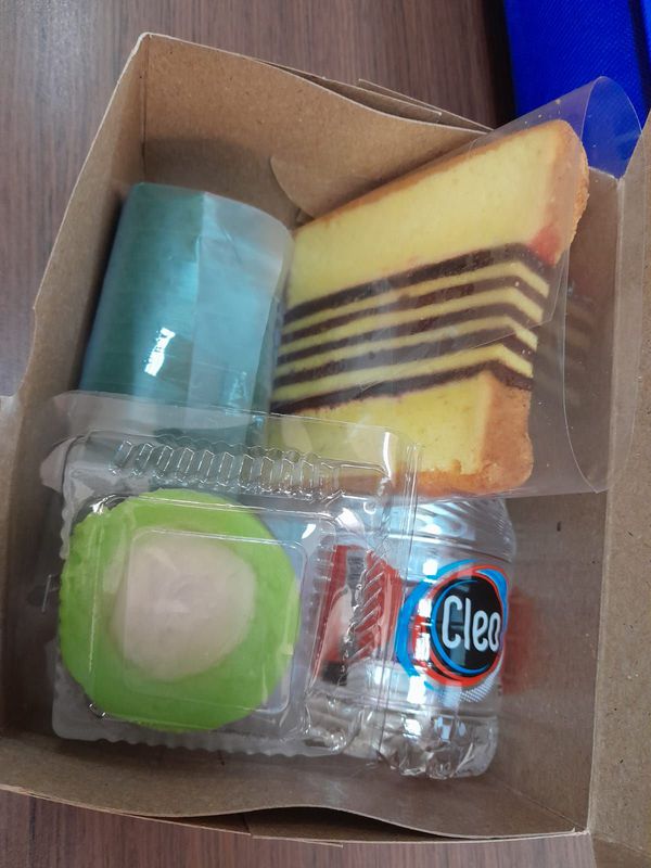 Snack Box isi lemper/lontong, bolu, kue talam, jeruk, mineral gelas