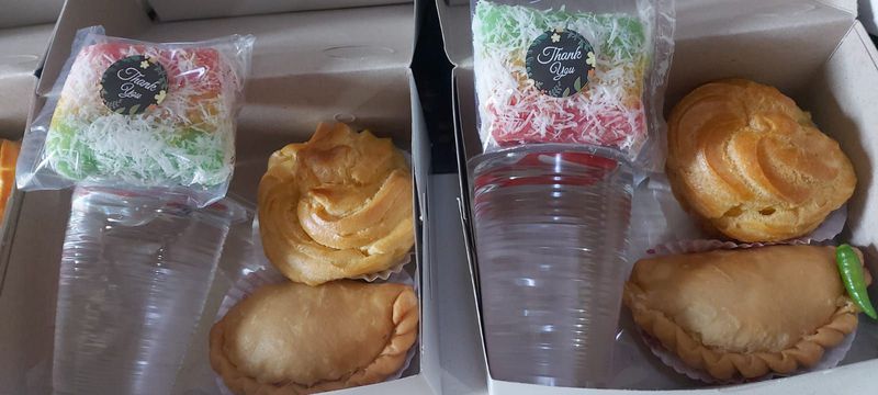 Snack box isi kue sus, pastel, singkong pelangi, jeruk, mineral gelas