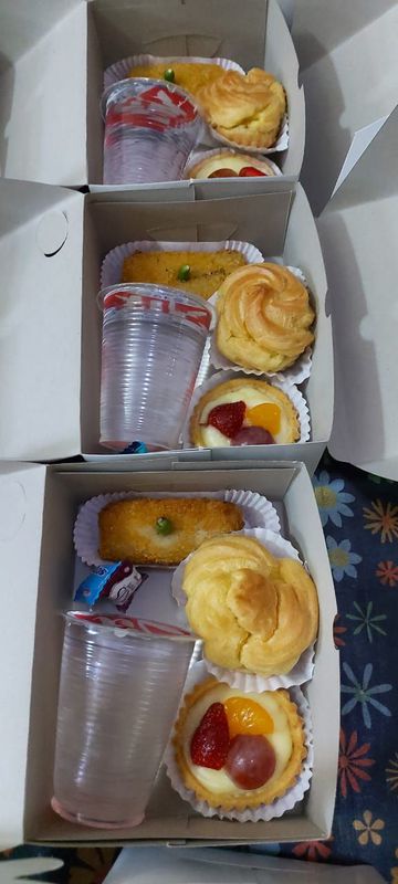 Snack box isi kue sus, risol sayuran, pie buah, jeruk, mineral gelas