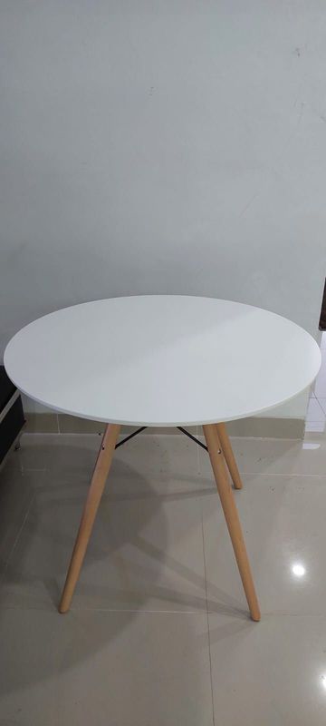 Meja Tamu Bulat Putih