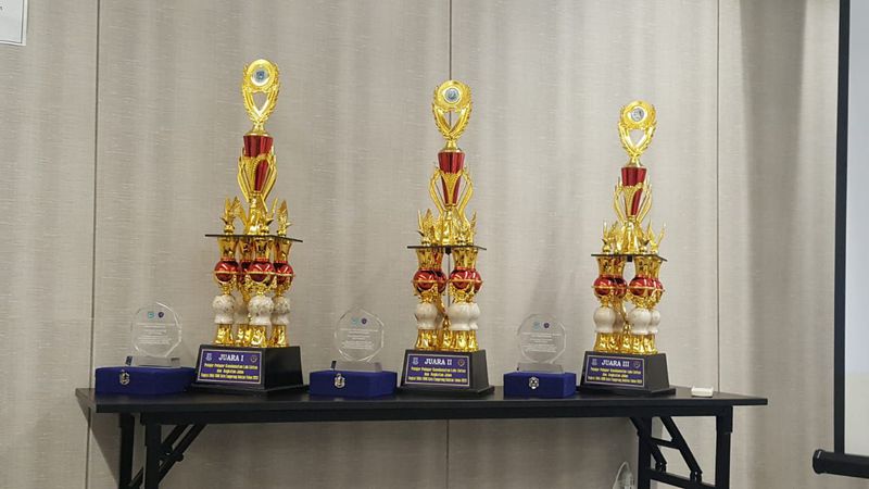 piala trophy juara III