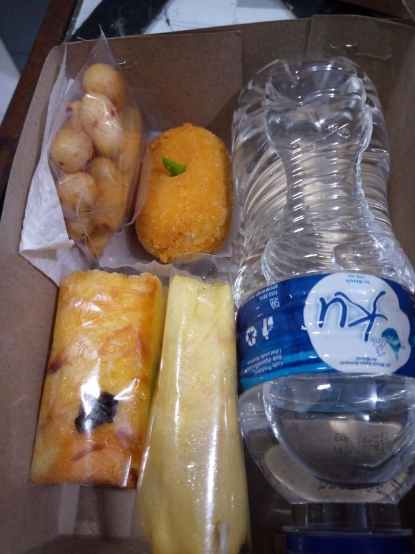 Snack Box dengan isi 4 macam makanan+1 botol mini airKu