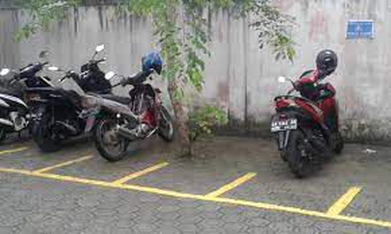 Pengecatan Garis Parkir