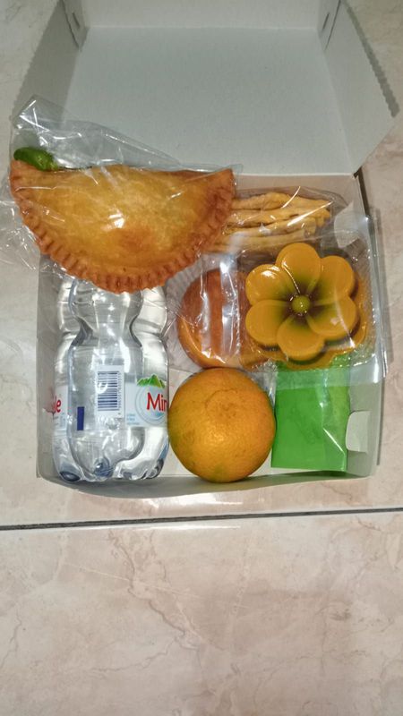 Snack Kotak 6 + air mineral botol