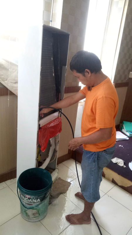 Cuci AC + Pengisian Freon Standing Floor 5 PK