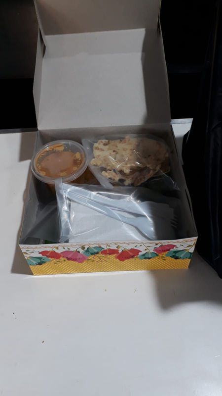 Nasi Box isi nasi,daging empal, telur asin, tempe orek, pecel madiun ...