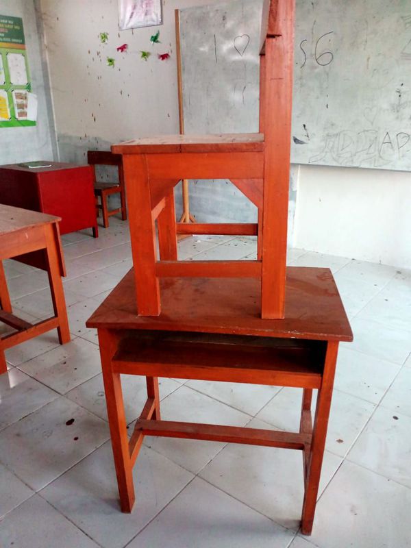 Meja dan Kursi Sekolah