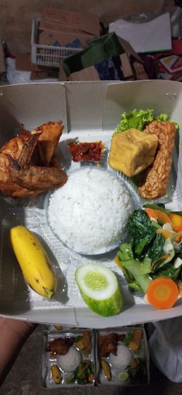 Nasi Box + Lauk Sedang + Buah + Kerupuk