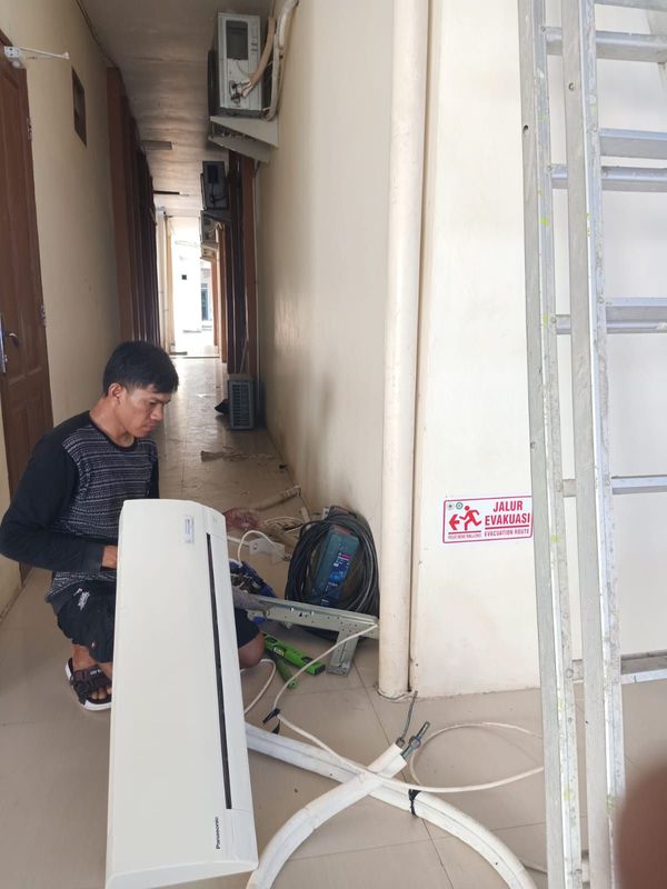 Pemasangan AC Split