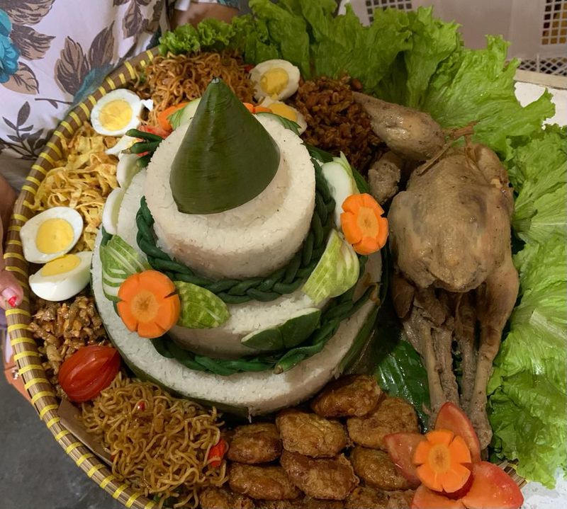 Nasi Tumpeng Ingkung