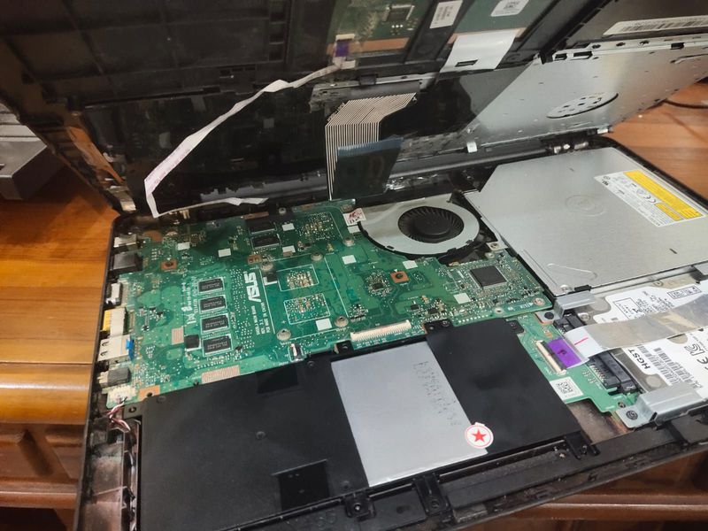 JASA SERVICE KOMPUTER, LAPTOP SEDANG