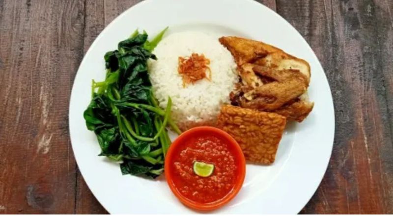 Nasi Ayam Sambal Plecing (khas Lombok)