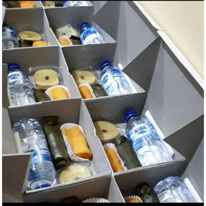 snack box 3 kue AQUA 330ML