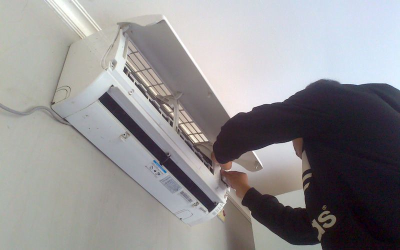 Pemeliharaan AC (Bongkar Pasang AC Outdoor dan Cleaning)