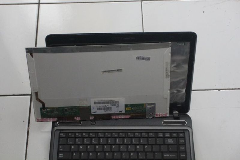 Service Laptop (Ganti LCD)