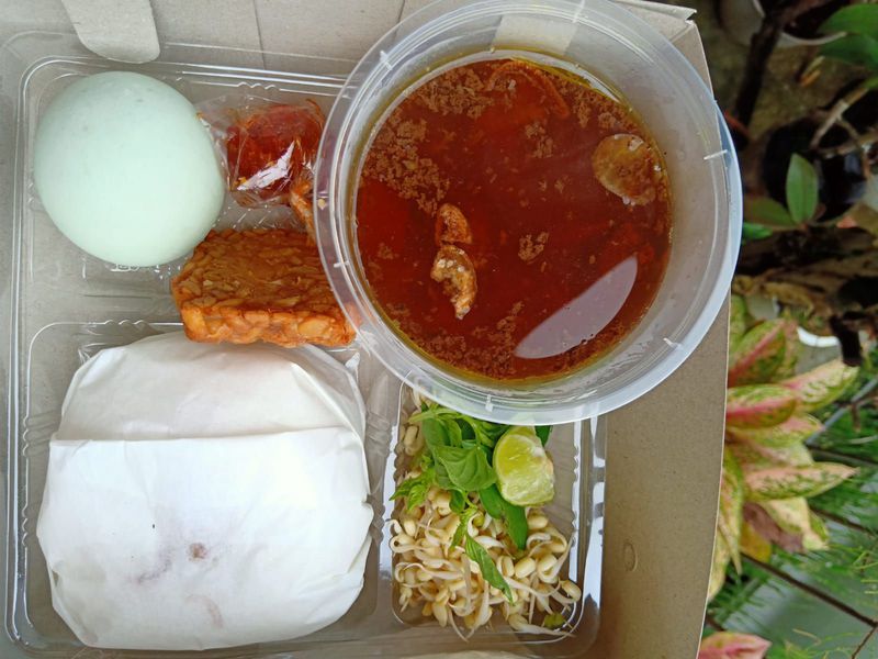 Paket Rawon (Nasi, Rawon, Telur Asin, Tempe Goreng, dan Lalapan)