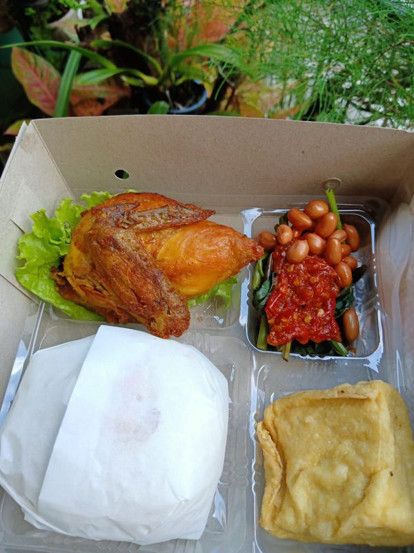Paket Ayam Goreng (Nasi, Ayam Goreng, Plecing Kangkung, dan Tahu Goreng)