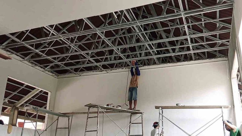 Plafond gypsum board + rangka besi hollow