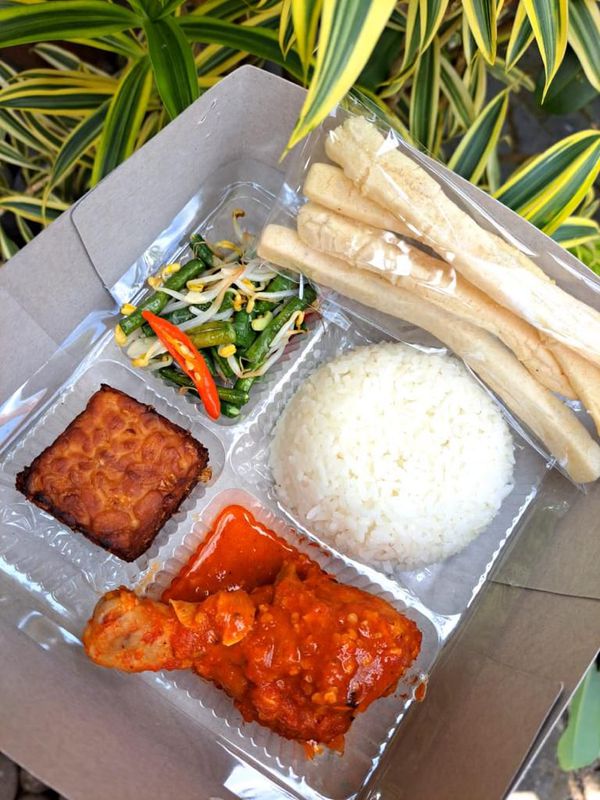 Paket Makan (Nasi dan Snack)