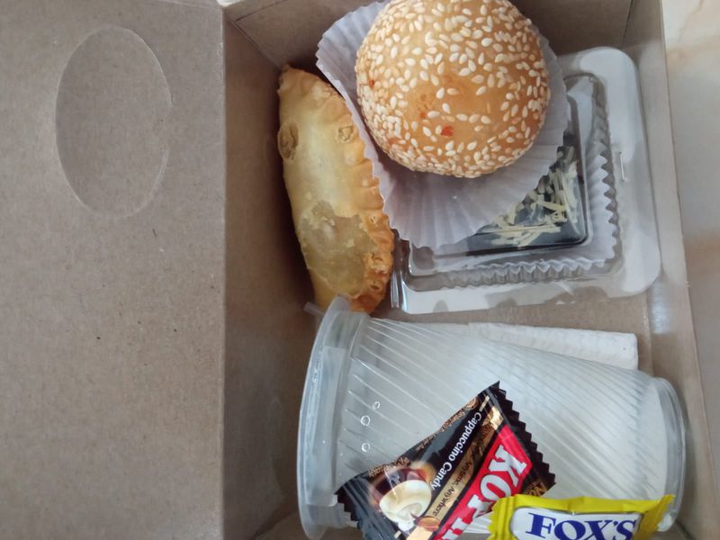 Snack Box 3 Kue + Air Mineral Gelas + 2 Permen + Tisu