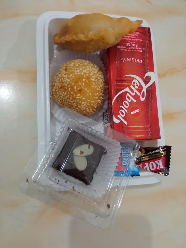 Snack Box 3 Kue + Air Teh Kotak 200ml + 2 Permen + Tisu