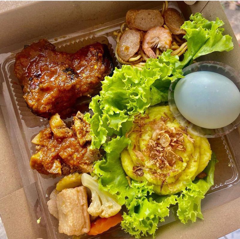 NASI RAMES AYAM + Air Mineral