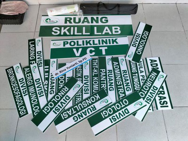 Papan Nama Akrilik Cutting Stiker 50x30cm