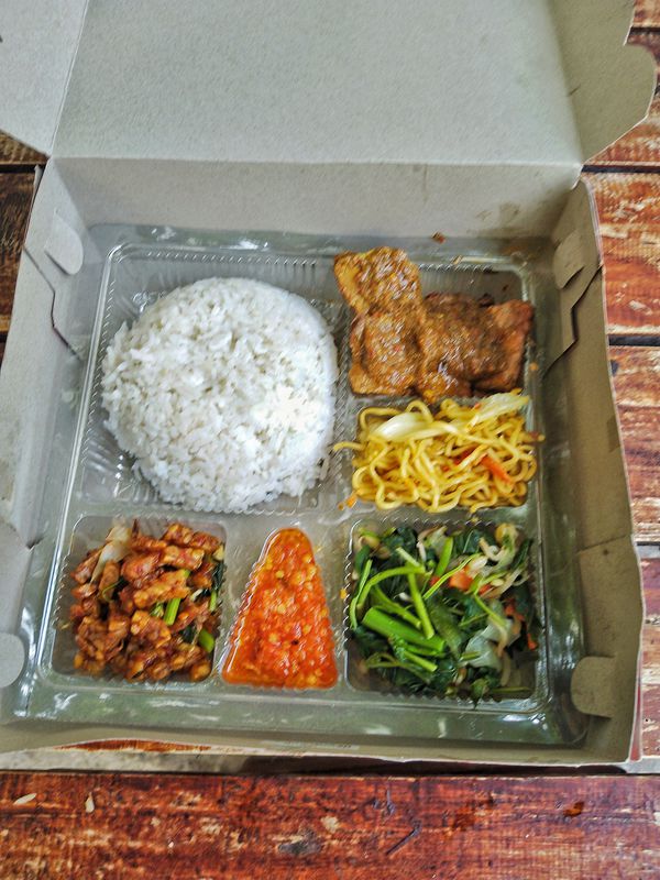 Nasi Box Daging Sapi Bumbu Rendang