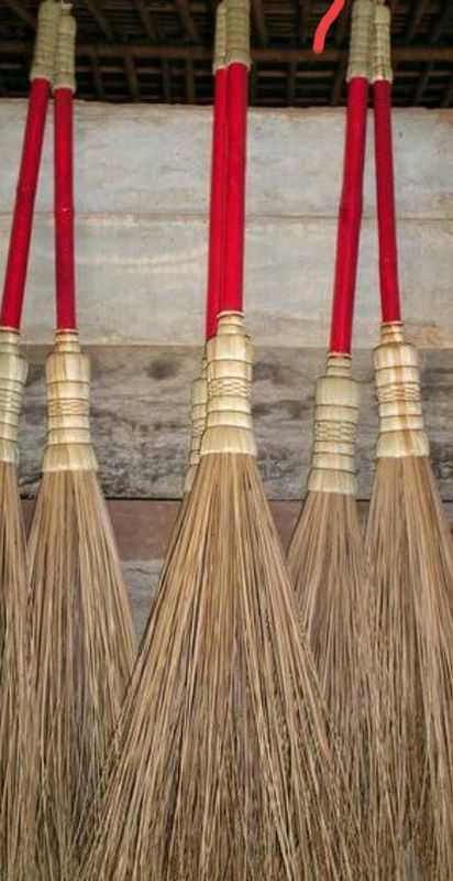 Sapu Rotan Lidi Gagang Kayu Bambu