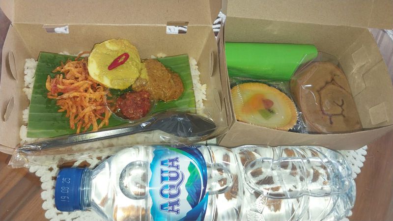 MAKANAN DAN MINUMAN DALAM BOX