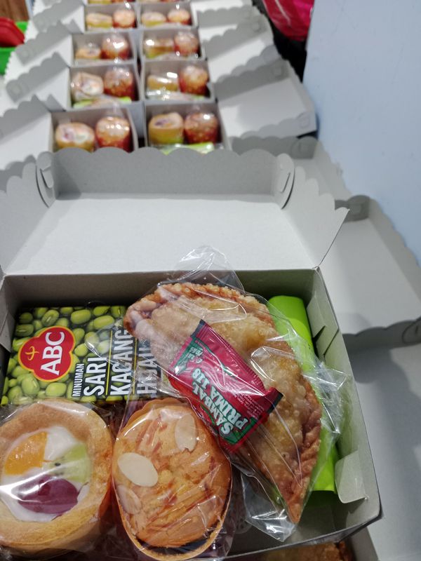 snack box: lemper, sus buah, pastel, bolu tape, sari kacang hijau