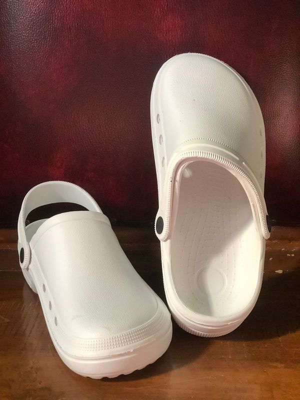 Sendal kodok medis putih