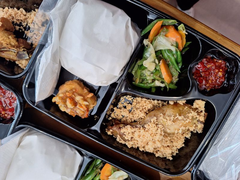 Paket Bento Narendang