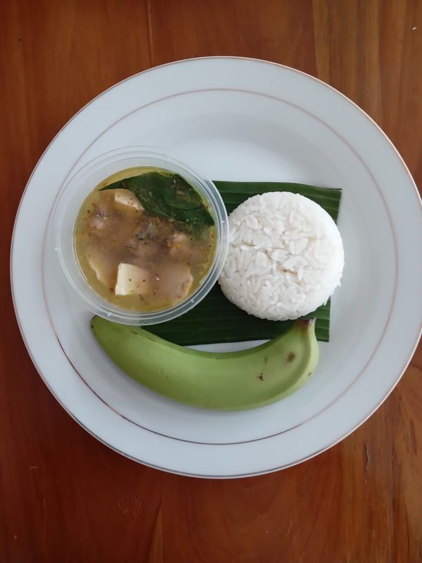 PMT Bumil (nasi sop ikan bumbu kemangi tahu bakso dan pisang)